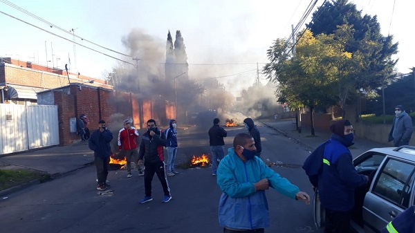 Quema de gomas frente a Edesur | Hecho en Quilmes