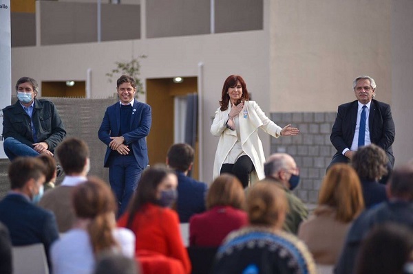 Mayra junto a Alberto y Cristina en la entrega de la vivienda número 20 ...
